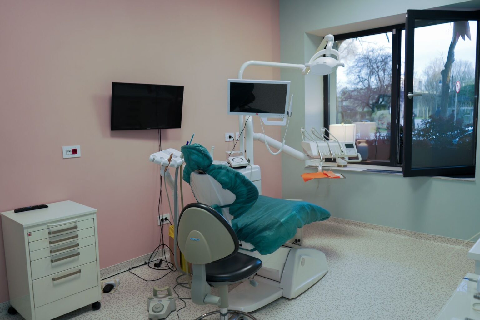 M&M Dental Team a deschis un nou sediu ultramodern în Constanța ...