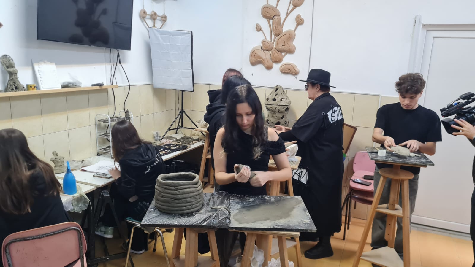 Povestea Iustinei, eleva care dă viață lutului, la Colegiul de Arte ...