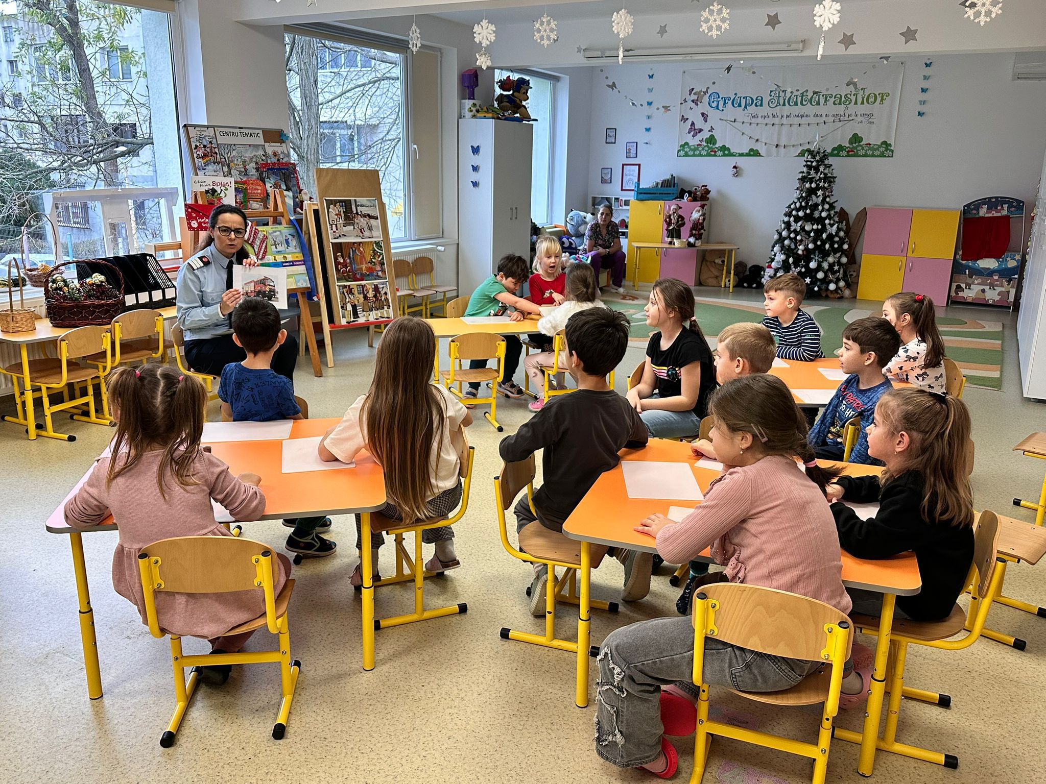 Exercițiu de evacuare și educație preventivă pentru micii elevi de la ...